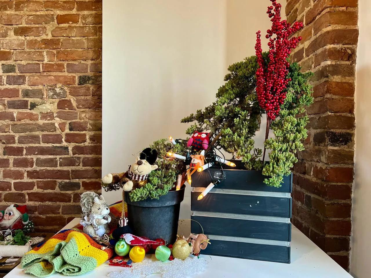 Top Outdoor Winter & Christmas Planter Ideas (Holiday DIY Decorations)